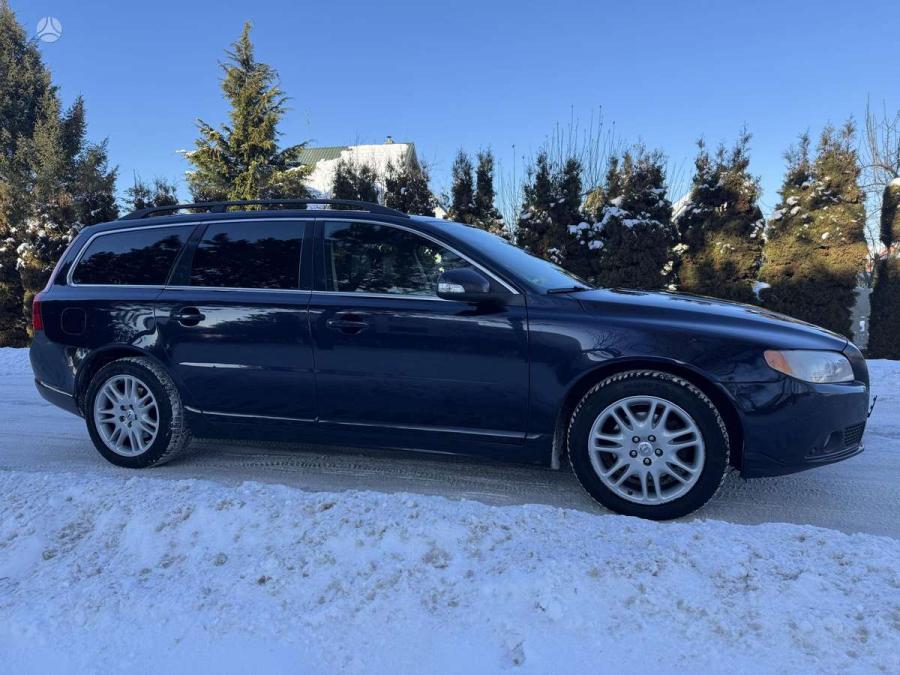 Zils Volvo V70 2010 Alīta, ar dzinēja tilpumu 2.40 L un nobraukumu 282 tūkst. km par 3450 €, foto 1 vietnē AUTOMOTO.COM.LV