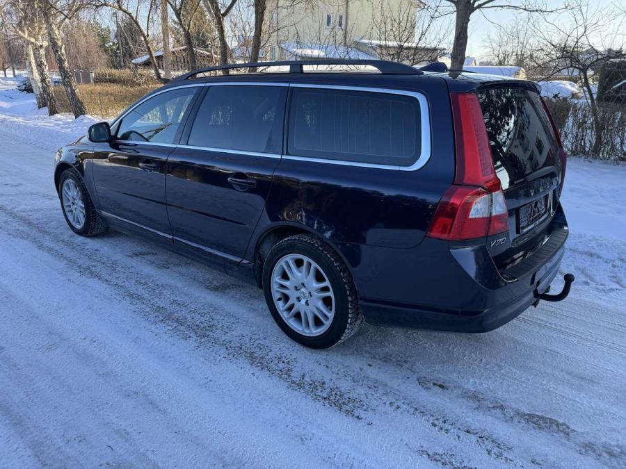 Zils Volvo V70 2010 Alīta, ar dzinēja tilpumu 2.40 L un nobraukumu 282 tūkst. km par 3450 €, foto 8 vietnē AUTOMOTO.COM.LV