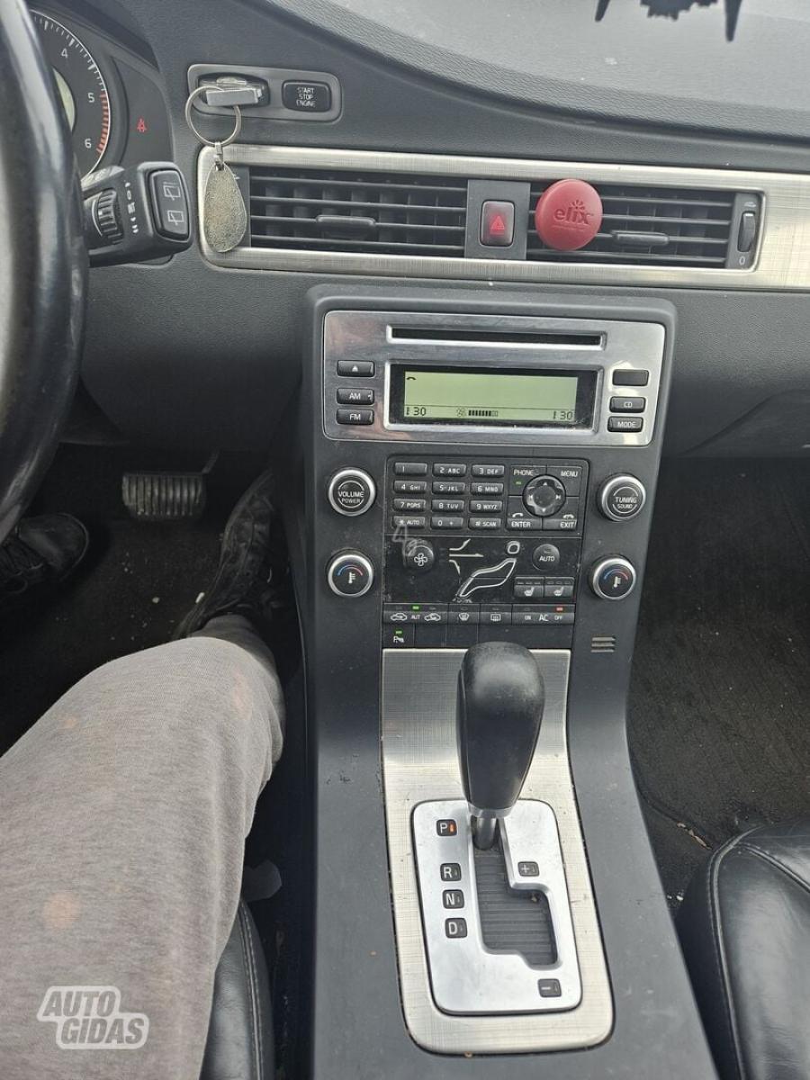 Zils Volvo V70 2010 Prienai, ar dzinēja tilpumu 2.40 L un nobraukumu 345 tūkst. km par 2600 €, foto 14 vietnē AUTOMOTO.COM.LV