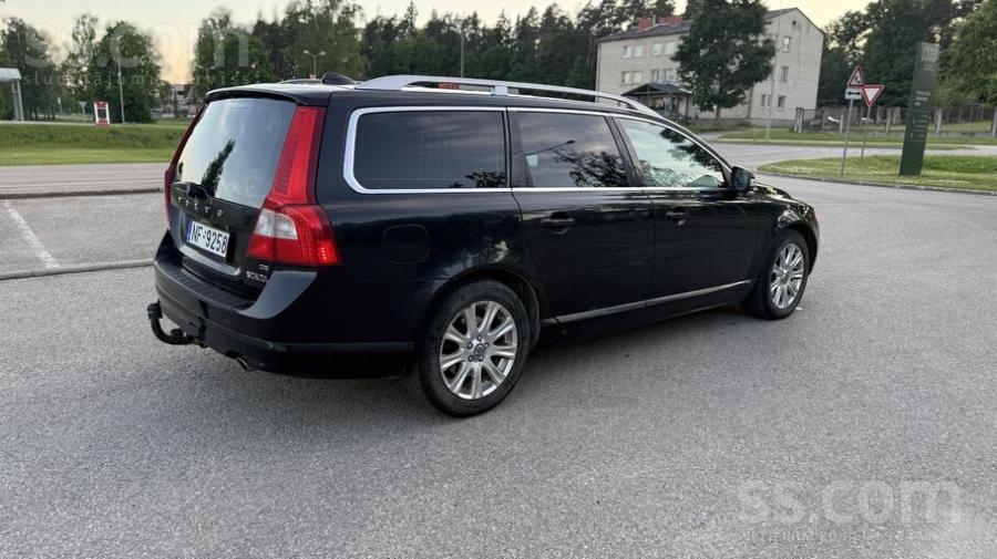Blue Volvo V70 2010 in Riga, with an engine capacity of 2.40 L and mileage of 331 thousand km for 4650 €, photo 3 on AUTOMOTO.COM.LV