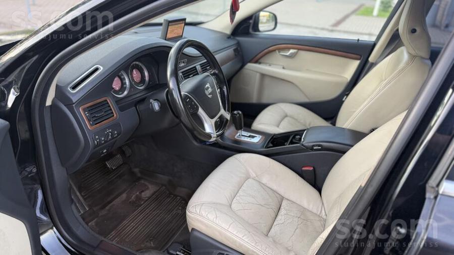 Blue Volvo V70 2010 in Riga, with an engine capacity of 2.40 L and mileage of 331 thousand km for 4650 €, photo 5 on AUTOMOTO.COM.LV