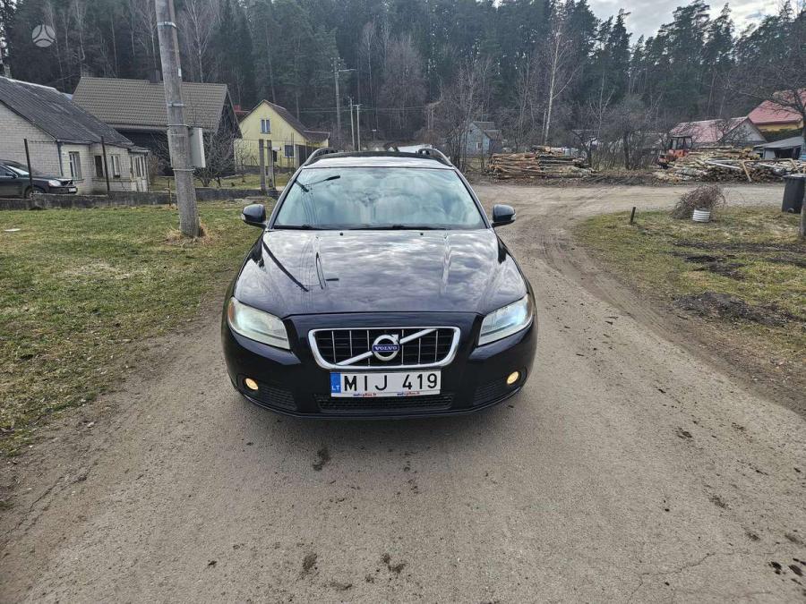 Blue Volvo V70 2010 in Prienai, with an engine capacity of 2.40 L and mileage of 345 thousand km for 2500 €, photo 3 on AUTOMOTO.COM.LV