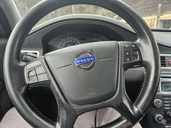Blue Volvo V70 2010 in Prienai, with an engine capacity of 2.40 L and mileage of 345 thousand km for 2500 €, photo 7 on AUTOMOTO.COM.LV