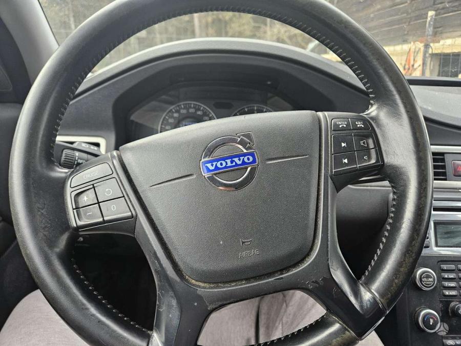 Blue Volvo V70 2010 in Prienai, with an engine capacity of 2.40 L and mileage of 345 thousand km for 2500 €, photo 8 on AUTOMOTO.COM.LV