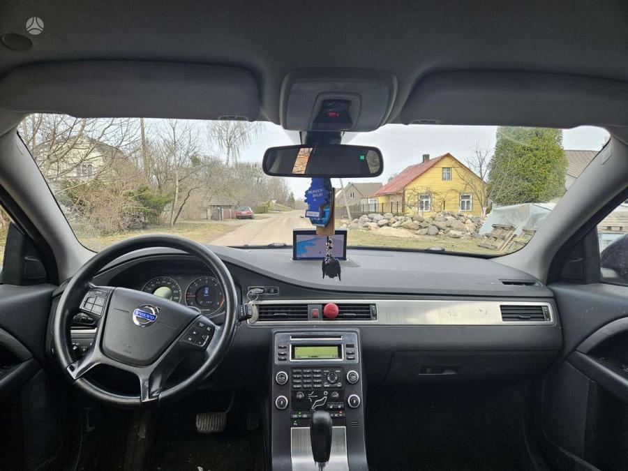 Blue Volvo V70 2010 in Prienai, with an engine capacity of 2.40 L and mileage of 345 thousand km for 2500 €, photo 9 on AUTOMOTO.COM.LV