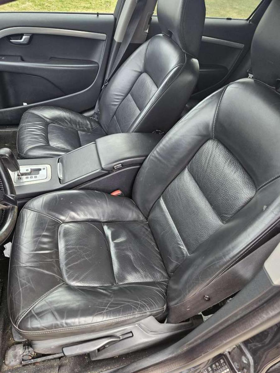 Blue Volvo V70 2010 in Prienai, with an engine capacity of 2.40 L and mileage of 345 thousand km for 2500 €, photo 10 on AUTOMOTO.COM.LV
