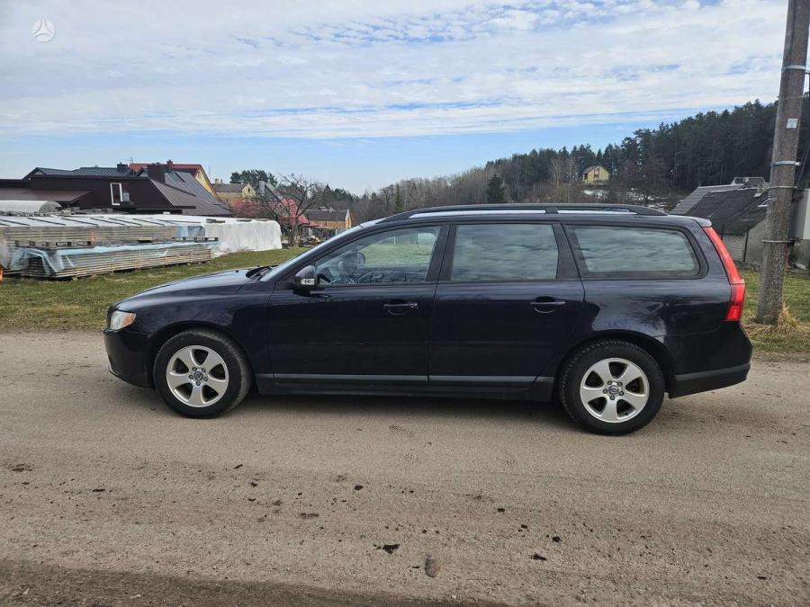 Blue Volvo V70 2010 in Prienai, with an engine capacity of 2.40 L and mileage of 345 thousand km for 2500 €, photo 12 on AUTOMOTO.COM.LV