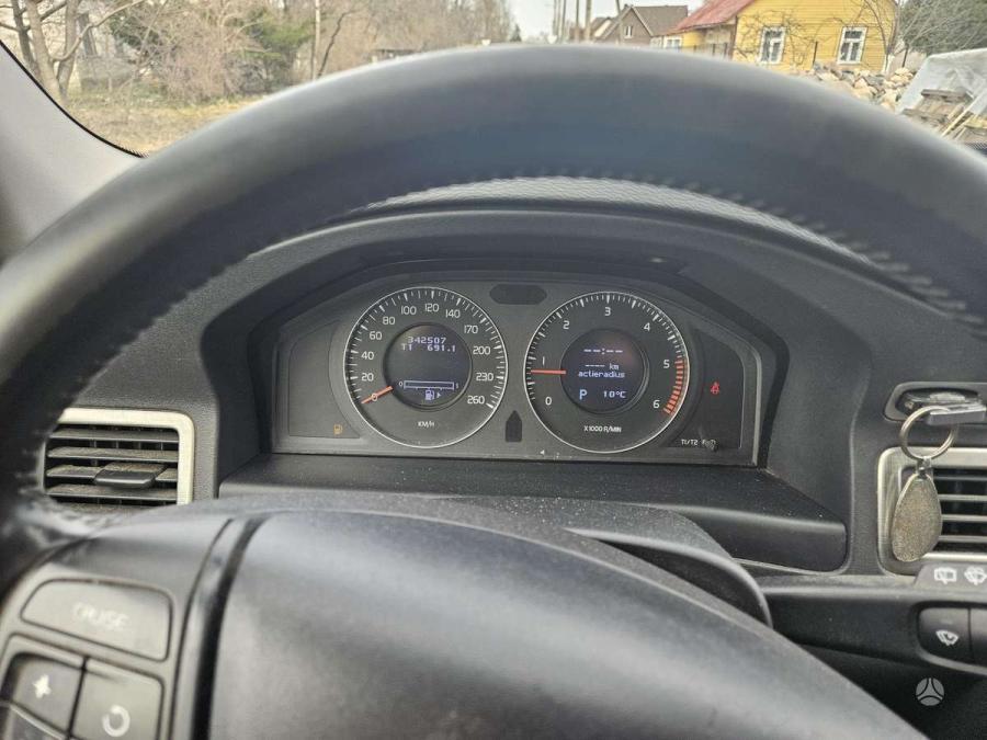 Blue Volvo V70 2010 in Prienai, with an engine capacity of 2.40 L and mileage of 345 thousand km for 2500 €, photo 13 on AUTOMOTO.COM.LV