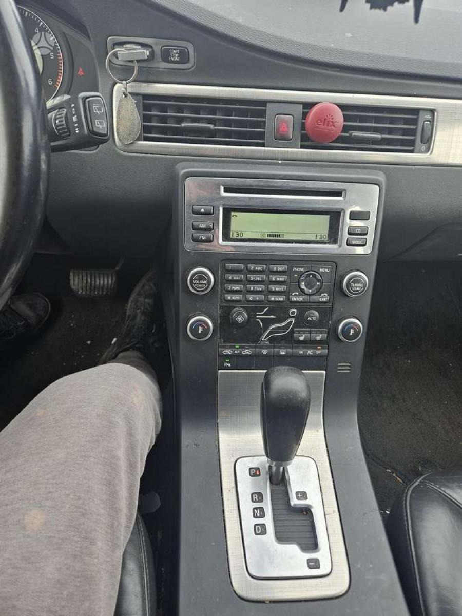 Blue Volvo V70 2010 in Prienai, with an engine capacity of 2.40 L and mileage of 345 thousand km for 2500 €, photo 14 on AUTOMOTO.COM.LV