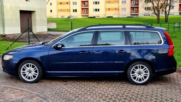Zils Volvo V70 2010 Cēsis, ar dzinēja tilpumu 1.60 L un nobraukumu 309 tūkst. km par 3400 €, foto 9 vietnē AUTOMOTO.COM.LV