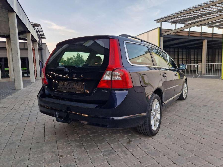 Blue Volvo V70 2010 in Raseiniai, with an engine capacity of 2.00 L and mileage of 287 thousand km for 3450 €, photo 1 on AUTOMOTO.COM.LV