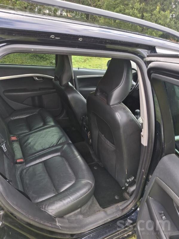 Zils Volvo V70 2010 Limbaži, ar dzinēja tilpumu 2.40 L un nobraukumu 380 tūkst. km par 3000 €, foto 5 vietnē AUTOMOTO.COM.LV