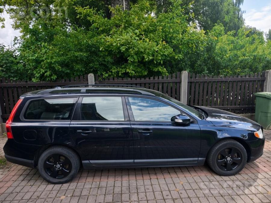 Blue Volvo V70 2010 in Jelgava, with an engine capacity of 2.00 L and mileage of 261 thousand km for 4390 €, photo 3 on AUTOMOTO.COM.LV