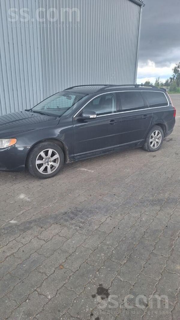 Volvo V70 2010 in Jelgava on AUTOMOTO.COM.LV Blue Volvo V70 2010 in Jelgava, with an engine capacity of 2.40 L and mileage of 298 thousand km for 3500 €, photo 6 on AUTOMOTO.COM.LV