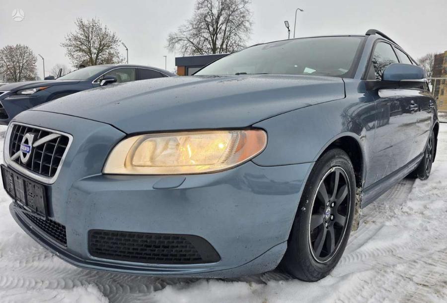 Blue Volvo V70 2011 in Marijampole, with an engine capacity of 1.56 L and mileage of 381 thousand km for 3950 €, photo 1 on AUTOMOTO.COM.LV