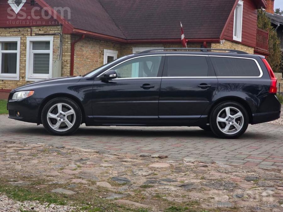 Blue Volvo V70 2011 in Riga, with an engine capacity of 2.40 L and mileage of 352 thousand km for 6350 €, photo 3 on AUTOMOTO.COM.LV