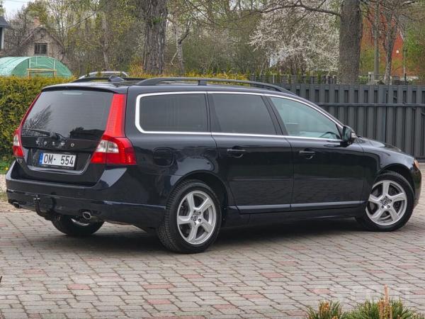 Blue Volvo V70 2011 in Riga, with an engine capacity of 2.40 L and mileage of 352 thousand km for 6350 €, photo 5 on AUTOMOTO.COM.LV