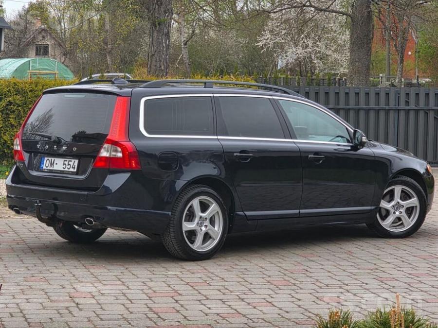 Blue Volvo V70 2011 in Riga, with an engine capacity of 2.40 L and mileage of 352 thousand km for 6350 €, photo 6 on AUTOMOTO.COM.LV