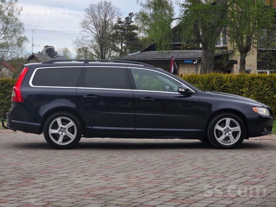 Blue Volvo V70 2011 in Riga, with an engine capacity of 2.40 L and mileage of 352 thousand km for 6350 €, photo 7 on AUTOMOTO.COM.LV