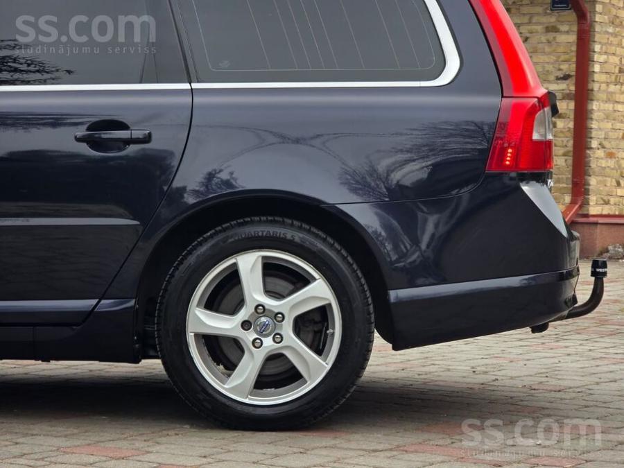 Blue Volvo V70 2011 in Riga, with an engine capacity of 2.40 L and mileage of 352 thousand km for 6350 €, photo 11 on AUTOMOTO.COM.LV