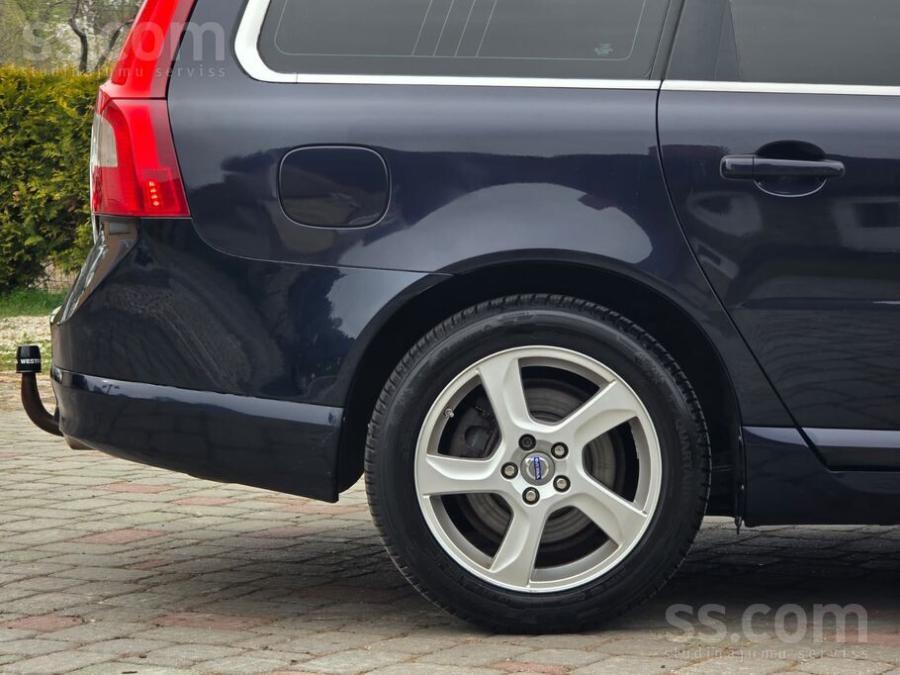 Blue Volvo V70 2011 in Riga, with an engine capacity of 2.40 L and mileage of 352 thousand km for 6350 €, photo 12 on AUTOMOTO.COM.LV