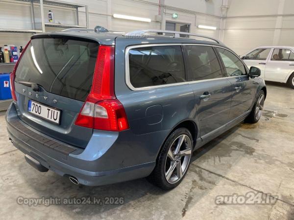Blue Volvo V70 2012 in Tallinn, with an engine capacity of 2.40 L and mileage of 263 thousand km for 9500 €, photo 4 on AUTOMOTO.COM.LV