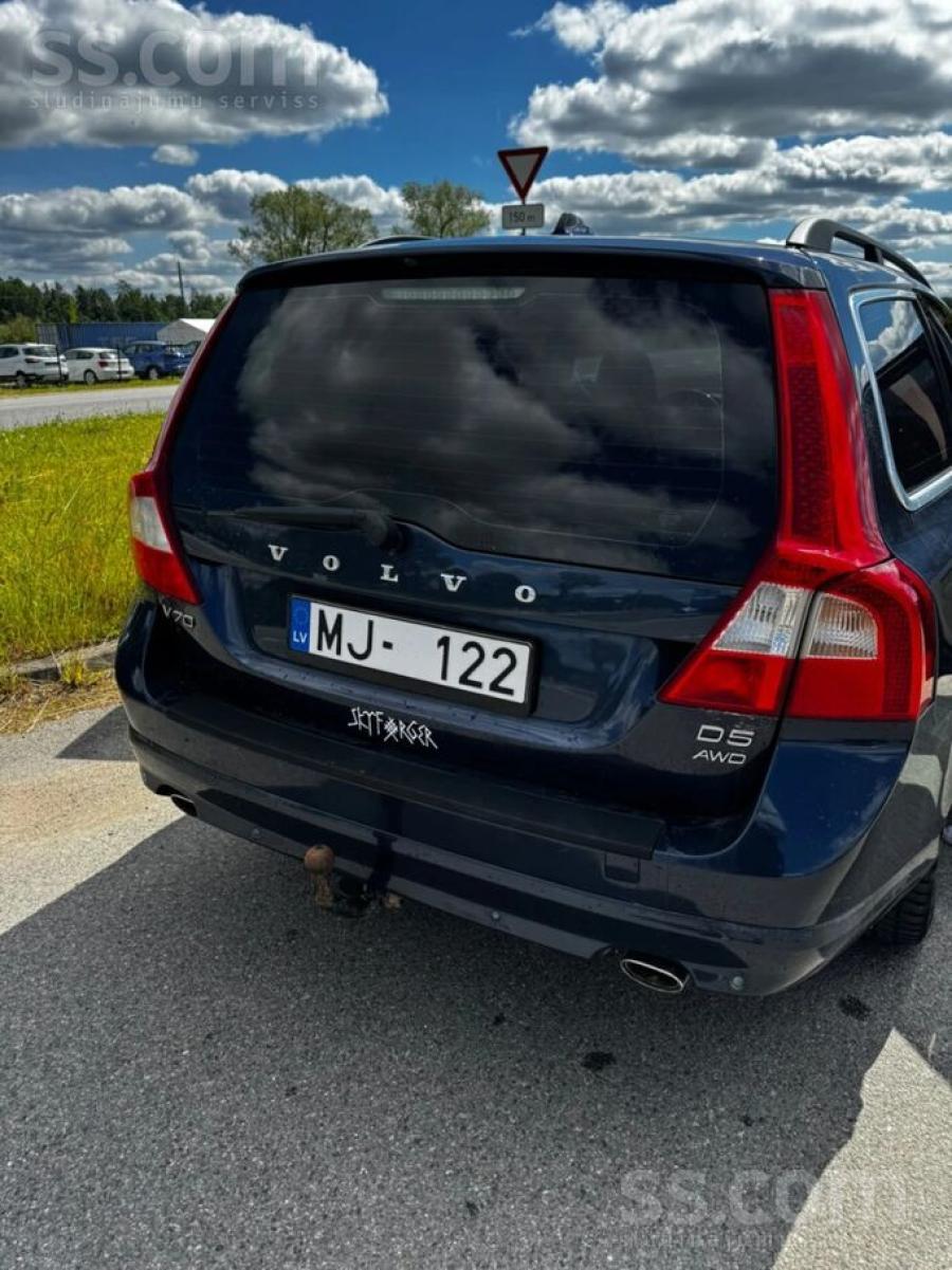 Zils Volvo V70 2012 Cēsis, ar dzinēja tilpumu 2.40 L un nobraukumu 425 tūkst. km par 5300 €, foto 1 vietnē AUTOMOTO.COM.LV