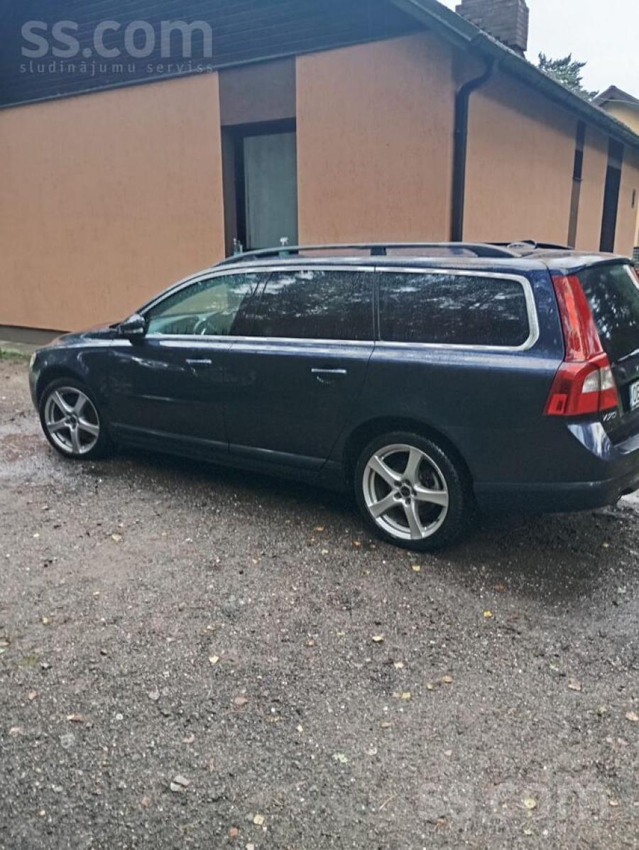 Blue Volvo V70 2012 in Riga, with an engine capacity of 2.40 L and mileage of 340 thousand km for 6800 €, photo 1 on AUTOMOTO.COM.LV