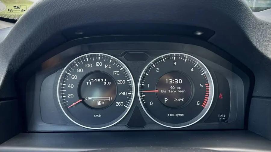 Zils Volvo V70 2012 Rēzekne, ar dzinēja tilpumu 2.00 L un nobraukumu 259 tūkst. km par 6990 €, foto 26 vietnē AUTOMOTO.COM.LV