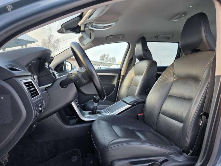 Zils Volvo V70 2013 Telšiai, ar dzinēja tilpumu 1.98 L un nobraukumu 297 tūkst. km par 5900 €, foto 26 vietnē AUTOMOTO.COM.LV