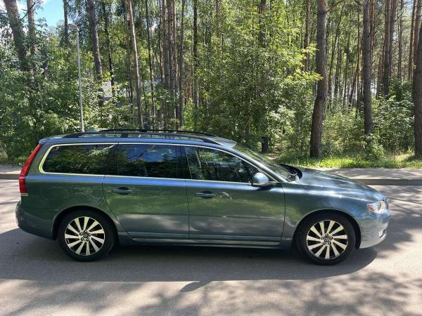 Blue Volvo V70 2013 in Vilnius, with an engine capacity of 1.56 L and mileage of 281 thousand km for 6750 €, photo 4 on AUTOMOTO.COM.LV