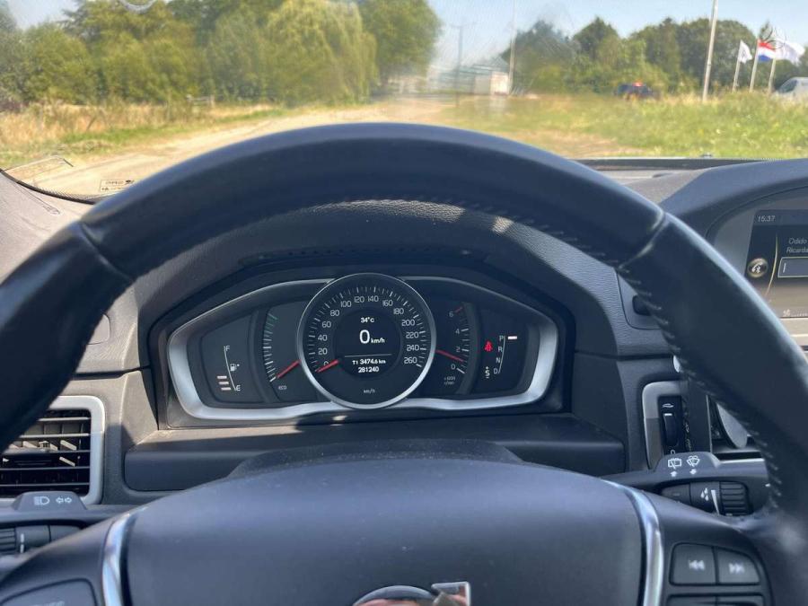 Zils Volvo V70 2013 Viļņa, ar dzinēja tilpumu 1.56 L un nobraukumu 281 tūkst. km par 6750 €, foto 57 vietnē AUTOMOTO.COM.LV