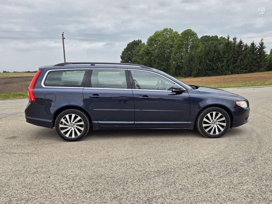 Blue Volvo V70 2013 in Kaunas, with an engine capacity of 1.98 L and mileage of 279 thousand km for 5989 €, photo 5 on AUTOMOTO.COM.LV
