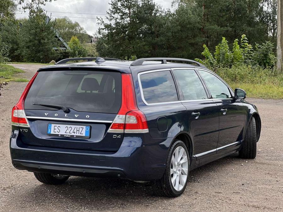 Blue Volvo V70 2013 in Utena, with an engine capacity of 1.98 L and mileage of 354 thousand km for 5990 €, photo 8 on AUTOMOTO.COM.LV