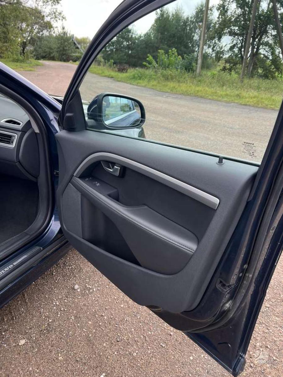 Blue Volvo V70 2013 in Utena, with an engine capacity of 1.98 L and mileage of 354 thousand km for 5990 €, photo 19 on AUTOMOTO.COM.LV