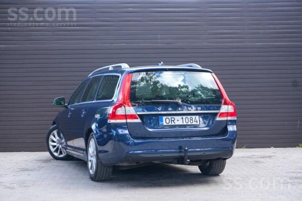 Blue Volvo V70 2014 in Riga, with an engine capacity of 1.60 L and mileage of 275 thousand km for 8290 €, photo 4 on AUTOMOTO.COM.LV