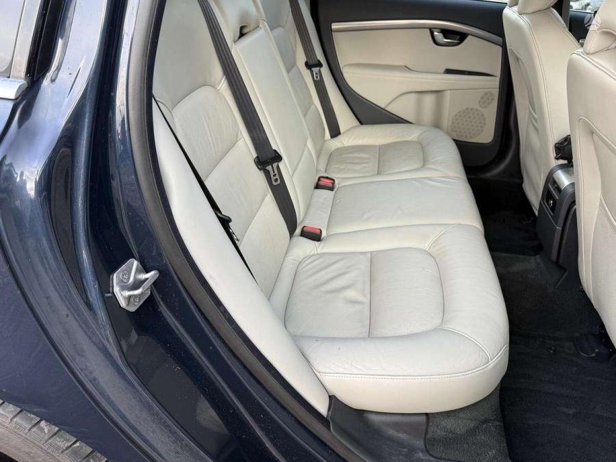 Blue Volvo V70 2014 in Vilnius, with an engine capacity of 1.97 L and mileage of 265 thousand km for 6700 €, photo 15 on AUTOMOTO.COM.LV