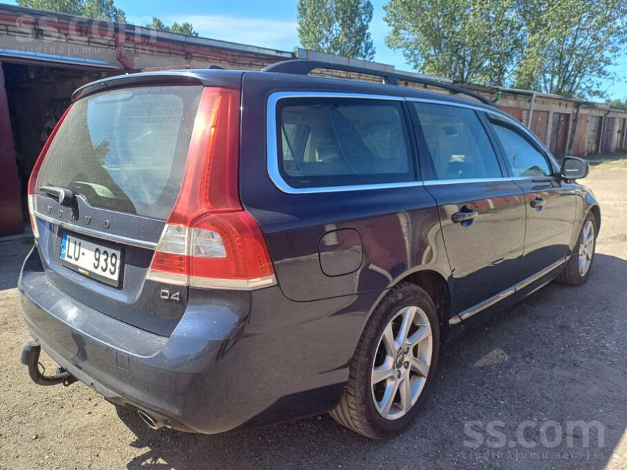 Blue Volvo V70 2015 in Riga, with an engine capacity of 2.00 L and mileage of 284 thousand km for 7200 €, photo 3 on AUTOMOTO.COM.LV