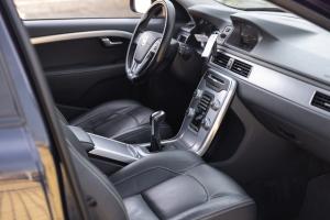 Zils Volvo V70 2015 Rīga, ar dzinēja tilpumu 2.00 L un nobraukumu 237 tūkst. km par 8890 €, foto 28 vietnē AUTOMOTO.COM.LV