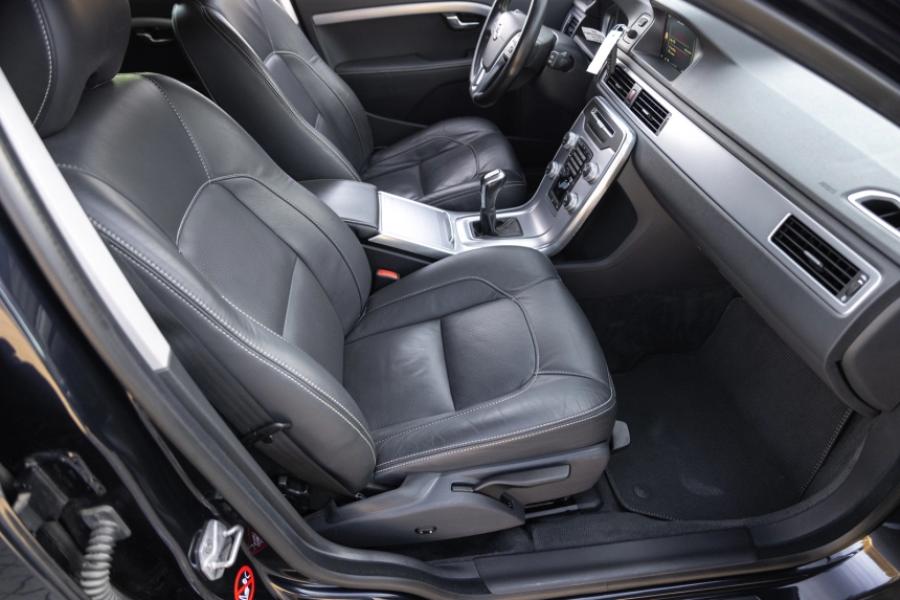 Zils Volvo V70 2015 Rīga, ar dzinēja tilpumu 2.00 L un nobraukumu 237 tūkst. km par 8890 €, foto 30 vietnē AUTOMOTO.COM.LV