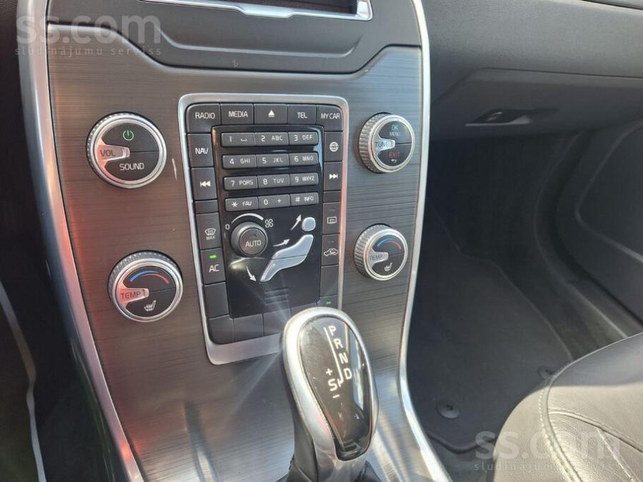 Blue Volvo V70 2015 in Riga, with an engine capacity of 2.40 L and mileage of 0 thousand km for 7995 €, photo 15 on AUTOMOTO.COM.LV
