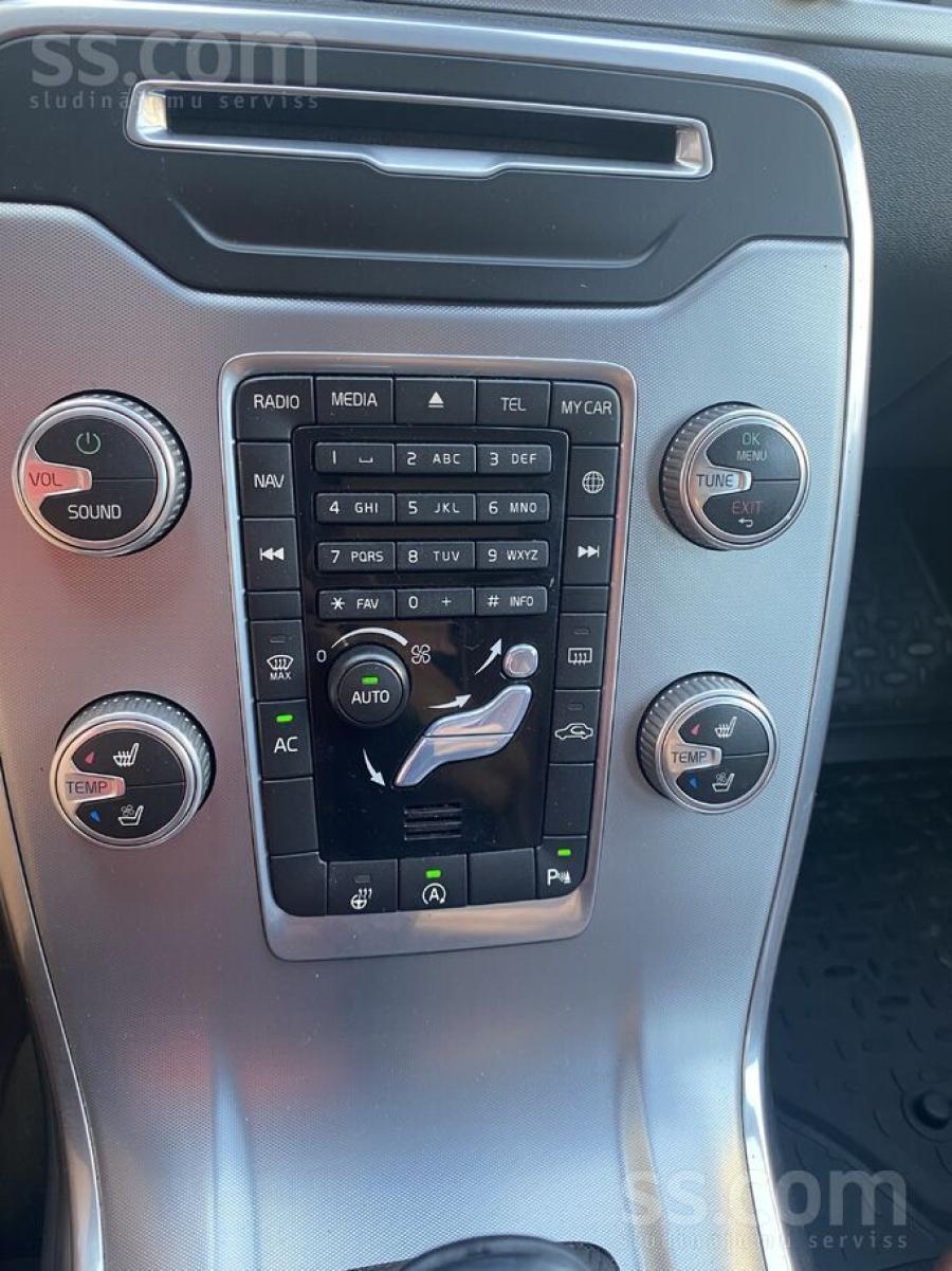 Zils Volvo V70 2015 Valmiera, ar dzinēja tilpumu 2.00 L un nobraukumu 338 tūkst. km par 6500 €, foto 12 vietnē AUTOMOTO.COM.LV