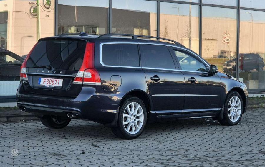 Blue Volvo V70 2016 in Vilnius, with an engine capacity of 2.40 L and mileage of 268 thousand km for 8450 €, photo 6 on AUTOMOTO.COM.LV