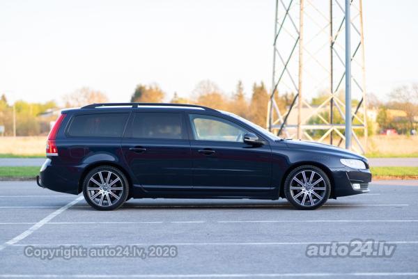 Blue Volvo V70 2016 in Tallinn, with an engine capacity of 2.00 L and mileage of 245 thousand km for 11900 €, photo 4 on AUTOMOTO.COM.LV