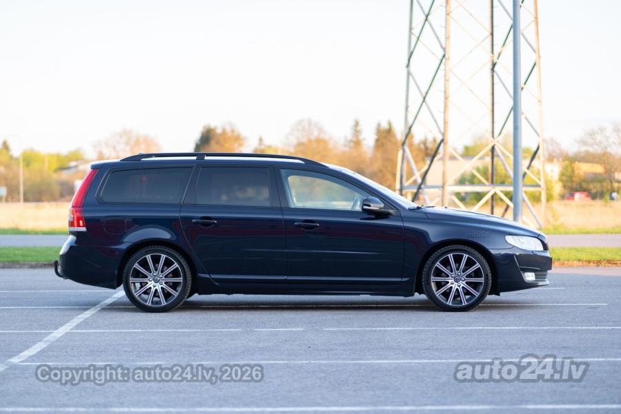 Blue Volvo V70 2016 in Tallinn, with an engine capacity of 2.00 L and mileage of 245 thousand km for 11900 €, photo 5 on AUTOMOTO.COM.LV