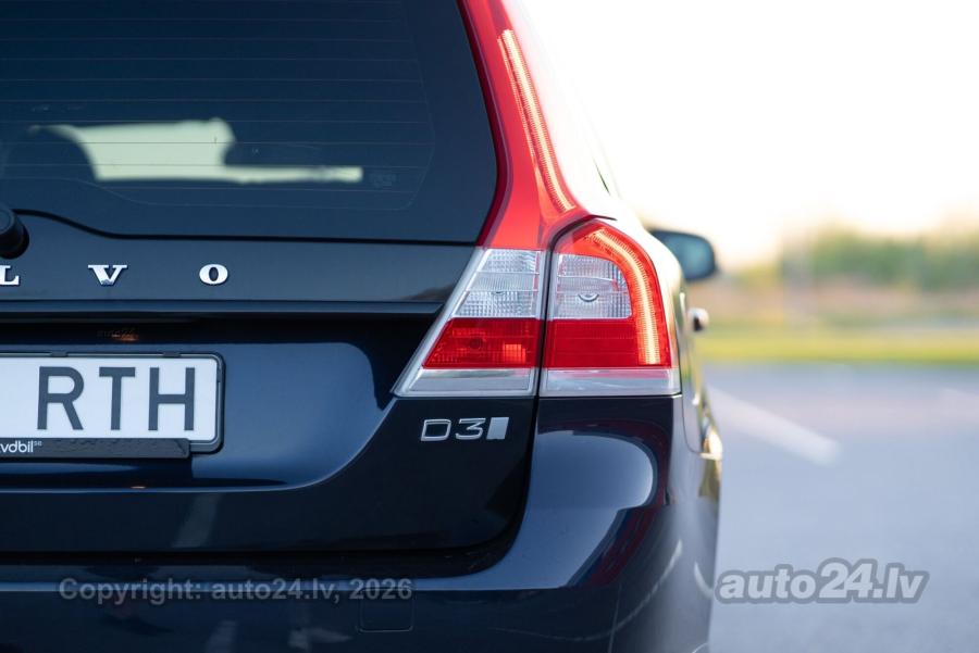 Blue Volvo V70 2016 in Tallinn, with an engine capacity of 2.00 L and mileage of 245 thousand km for 11900 €, photo 10 on AUTOMOTO.COM.LV