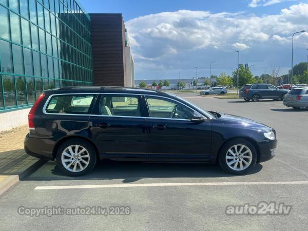Blue Volvo V70 2016 in Tallinn, with an engine capacity of 2.40 L and mileage of 123 thousand km for 16000 €, photo 4 on AUTOMOTO.COM.LV