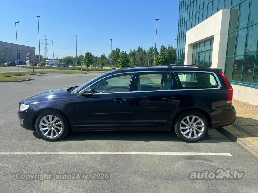 Blue Volvo V70 2016 in Tallinn, with an engine capacity of 2.40 L and mileage of 123 thousand km for 16000 €, photo 9 on AUTOMOTO.COM.LV