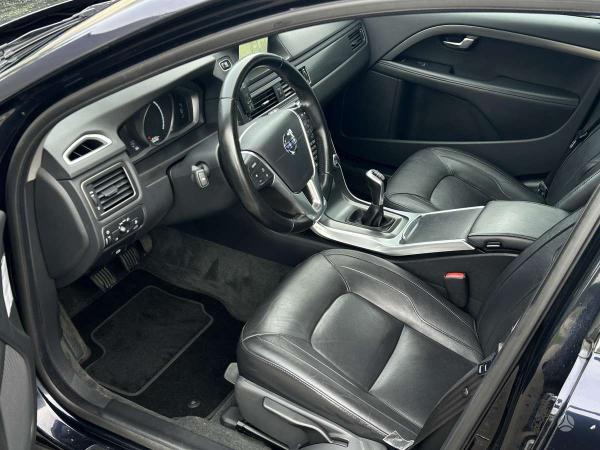 Volvo V70 2016 in Utena on AUTOMOTO.COM.LV Blue Volvo V70 2016 in Utena, with an engine capacity of 1.97 L and mileage of 288 thousand km for 6350 €, photo 7 on AUTOMOTO.COM.LV