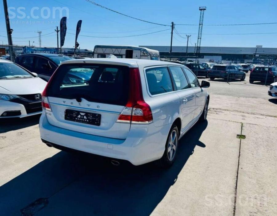 Blue Volvo V70 2016 in Riga, with an engine capacity of 2.00 L and mileage of 235 thousand km for 9800 €, photo 5 on AUTOMOTO.COM.LV